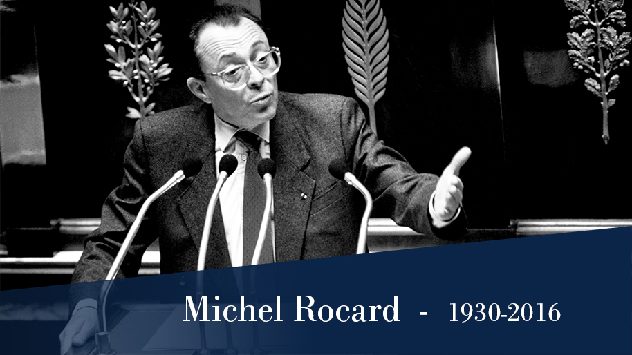 Apposition d'une plaque dans l'hémicycle en hommage à Michel Rocard ...